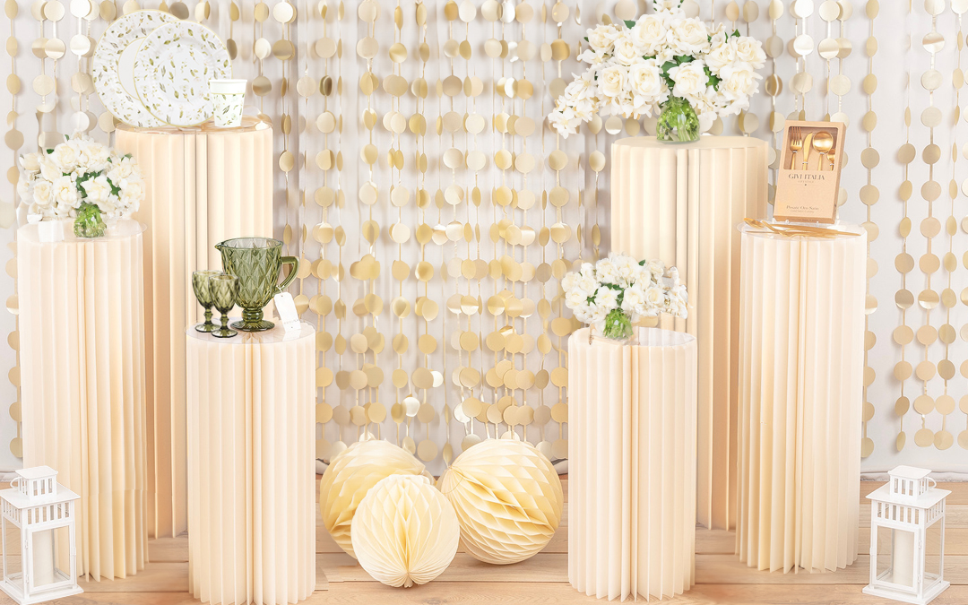Colonne di carta e alzate in carta: allestimento per vetrine e cerimonie